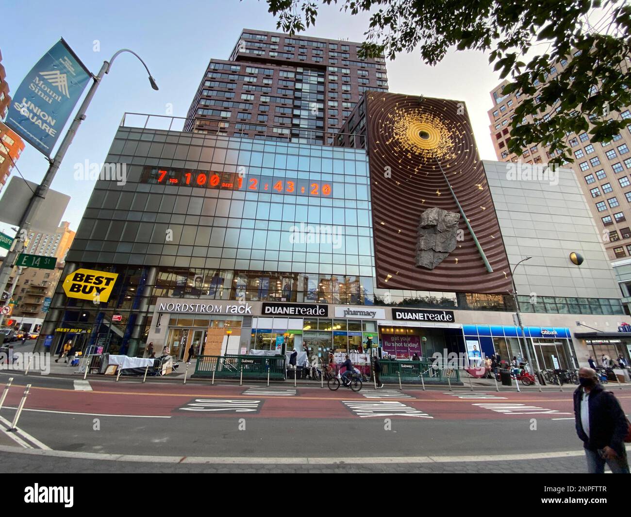 Photo by: STRF/STAR MAX/IPx 2020 9/22/20 Union Square's Giant Metronome ...