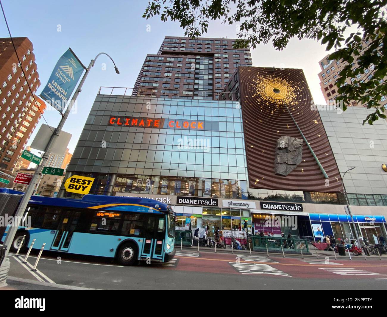 Photo by: STRF/STAR MAX/IPx 2020 9/22/20 Union Square's Giant Metronome ...