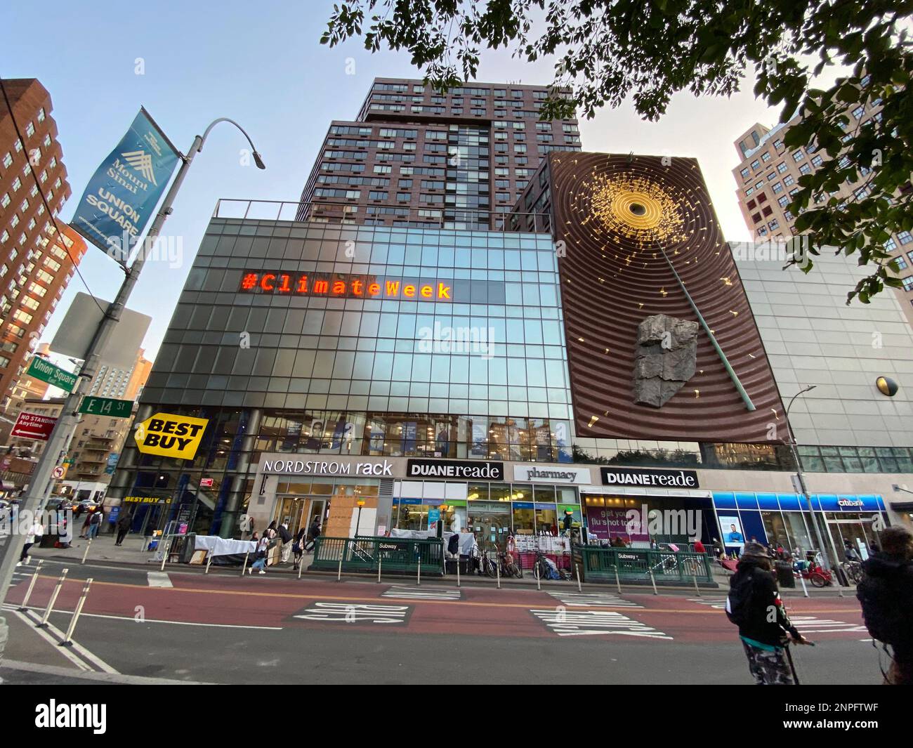 Photo by: STRF/STAR MAX/IPx 2020 9/22/20 Union Square's Giant Metronome ...