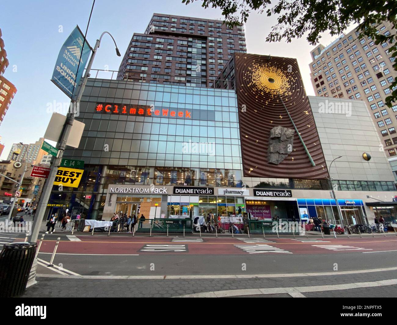 Photo by: STRF/STAR MAX/IPx 2020 9/22/20 Union Square's Giant Metronome ...