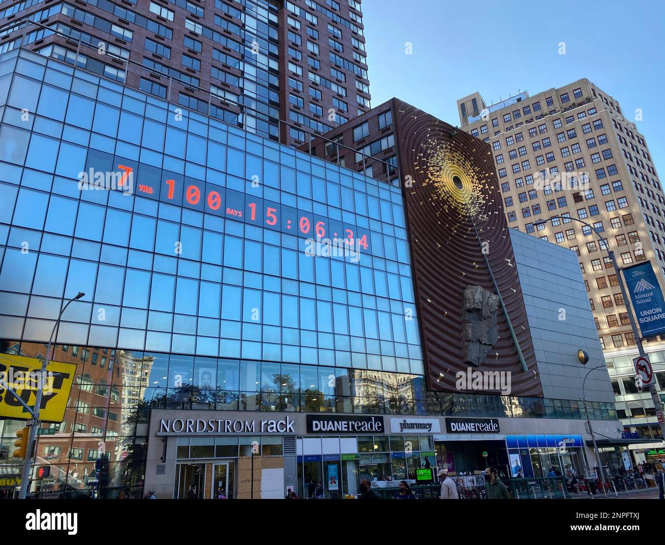 Photo by: STRF/STAR MAX/IPx 2020 9/22/20 Union Square's Giant Metronome ...
