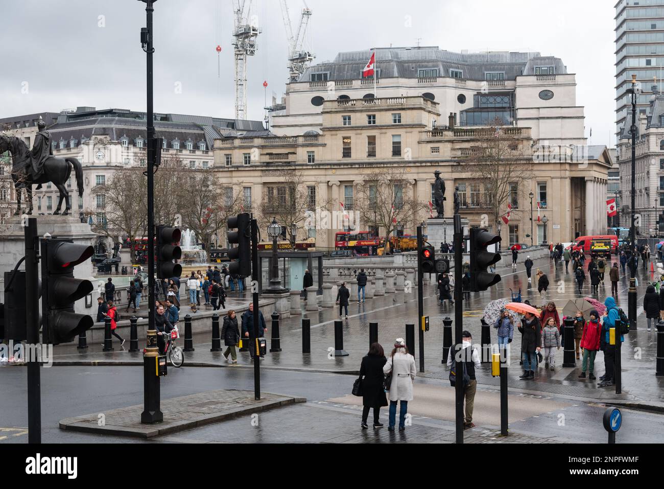 People crossing the road at Trafalgar Square Stock Photo - Alamy