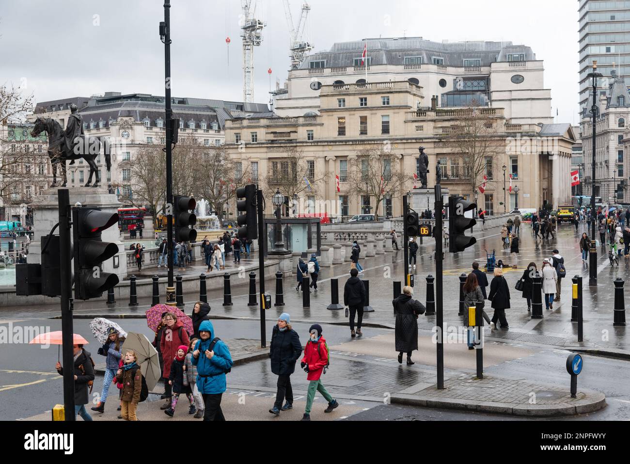 People crossing the road at Trafalgar Square Stock Photo - Alamy
