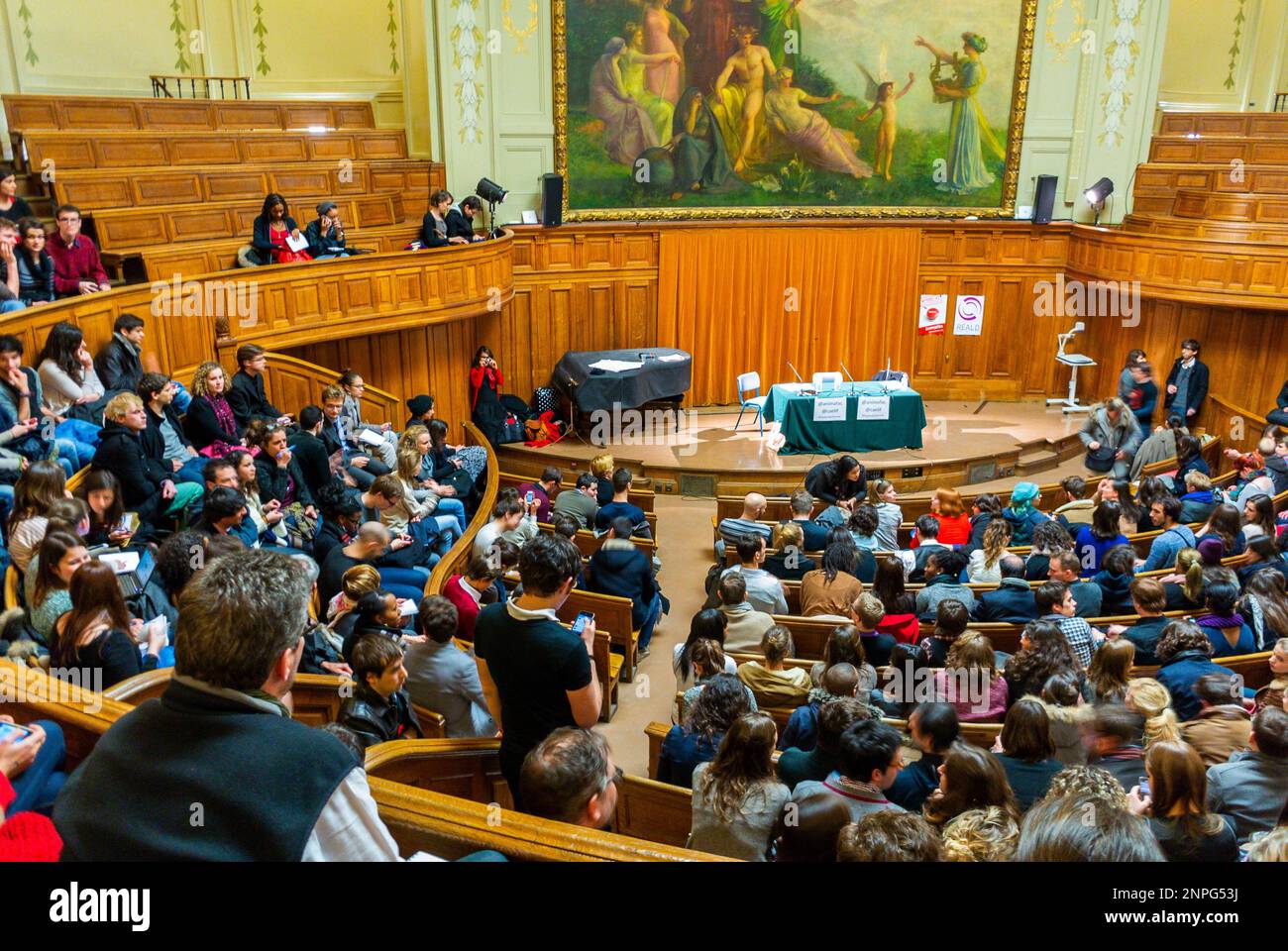 Large crowd inside auditorium hi-res stock photography and images - Alamy