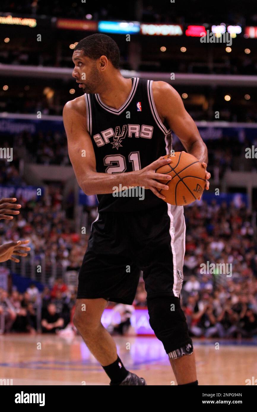 San Antonio Spurs forward Tim Duncan (21) makes a move with the ...