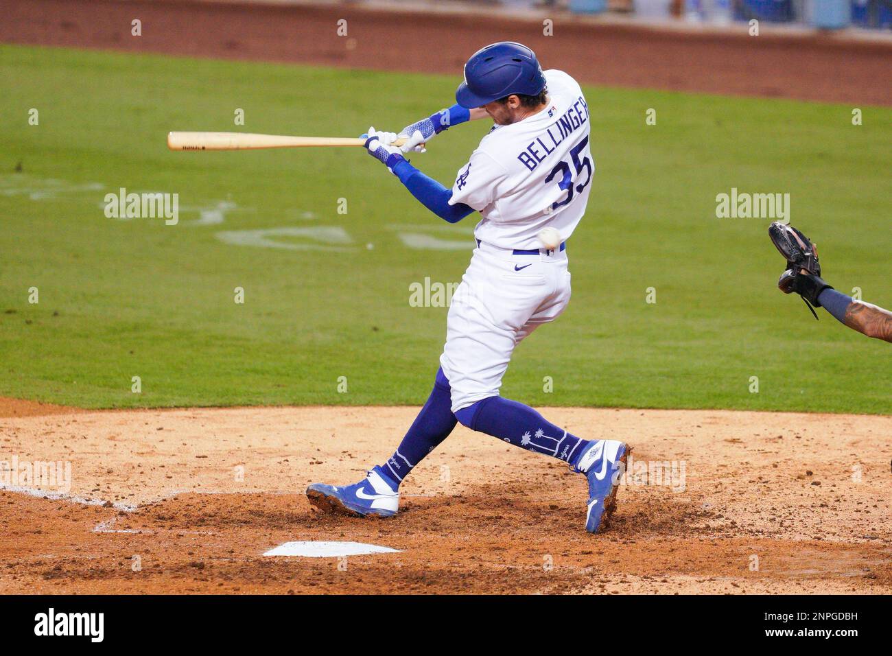LOS ANGELES, CA - SEPTEMBER 12: Los Angeles Dodgers first baseman Cody ...