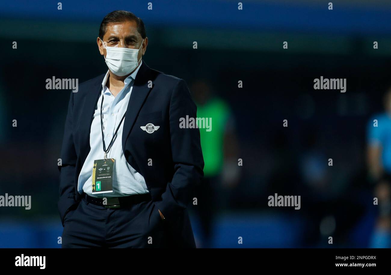 Coach Ramon Diaz of Paraguay's Libertad looks on during a Copa ...