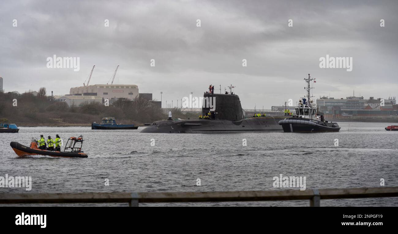 HMS Anson (S123) departing BAE Systems in Barrow-in-Furness (England ...