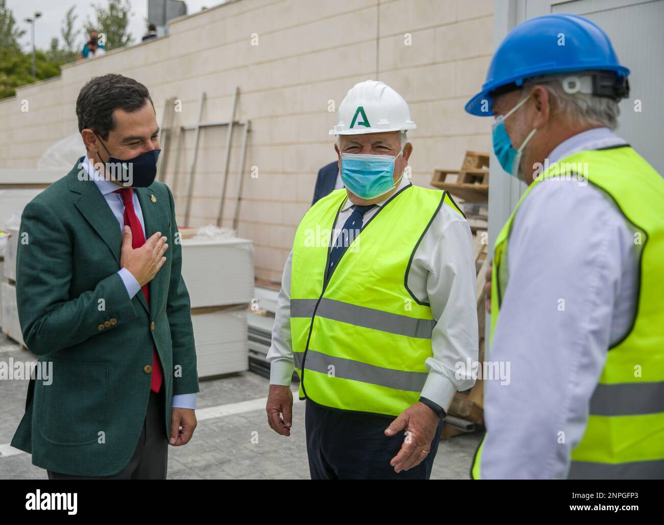 The President of the Board, Juanma Moreno(1r), greets the Health ...
