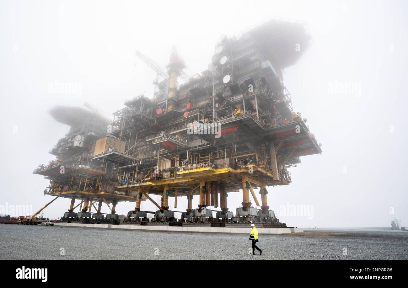 The Tyra East platform at 14, 000 tons platform, during the scrapping ...
