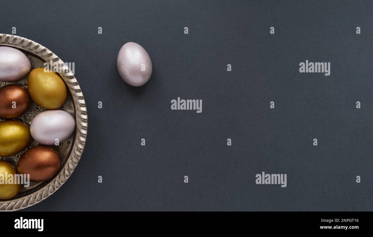Gray easter egg silver metallic hi-res stock photography and images - Alamy