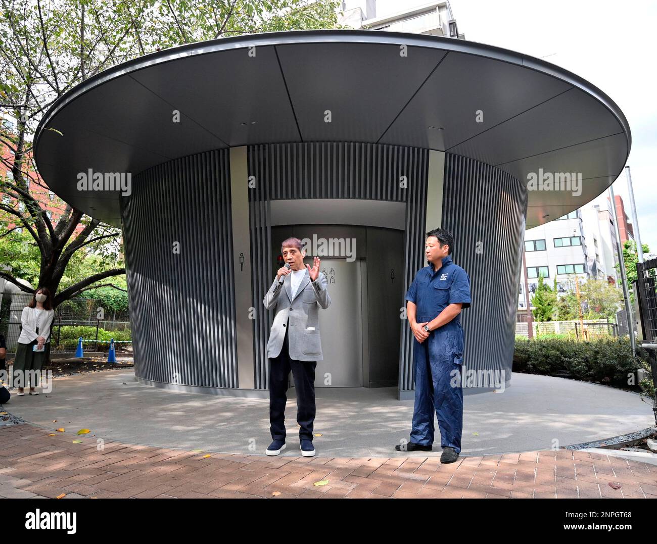 Tadao Ando (L), a Japanese world-famous architect, explains his ...