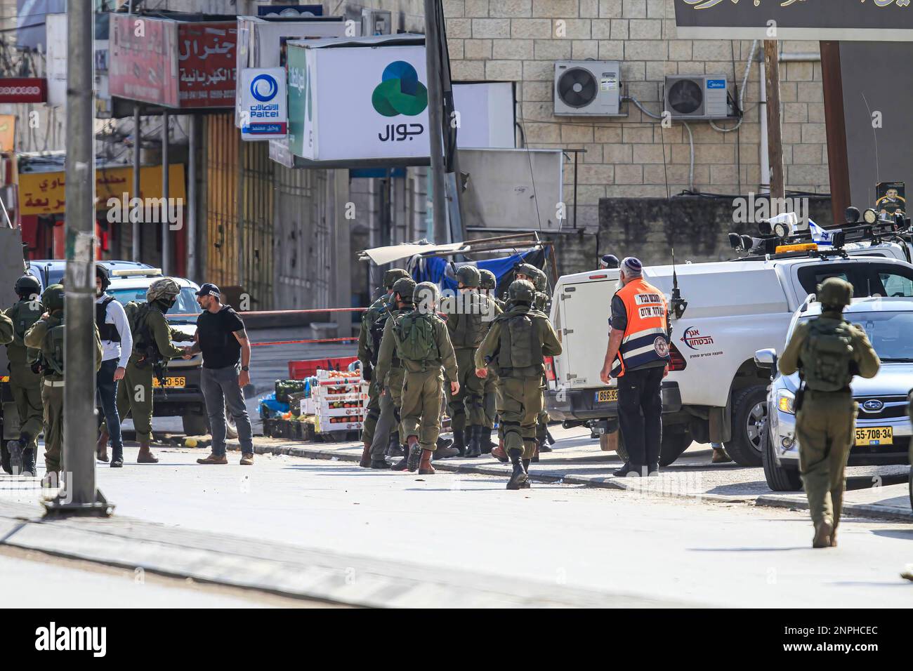 Two paramedics in israel hi-res stock photography and images - Alamy