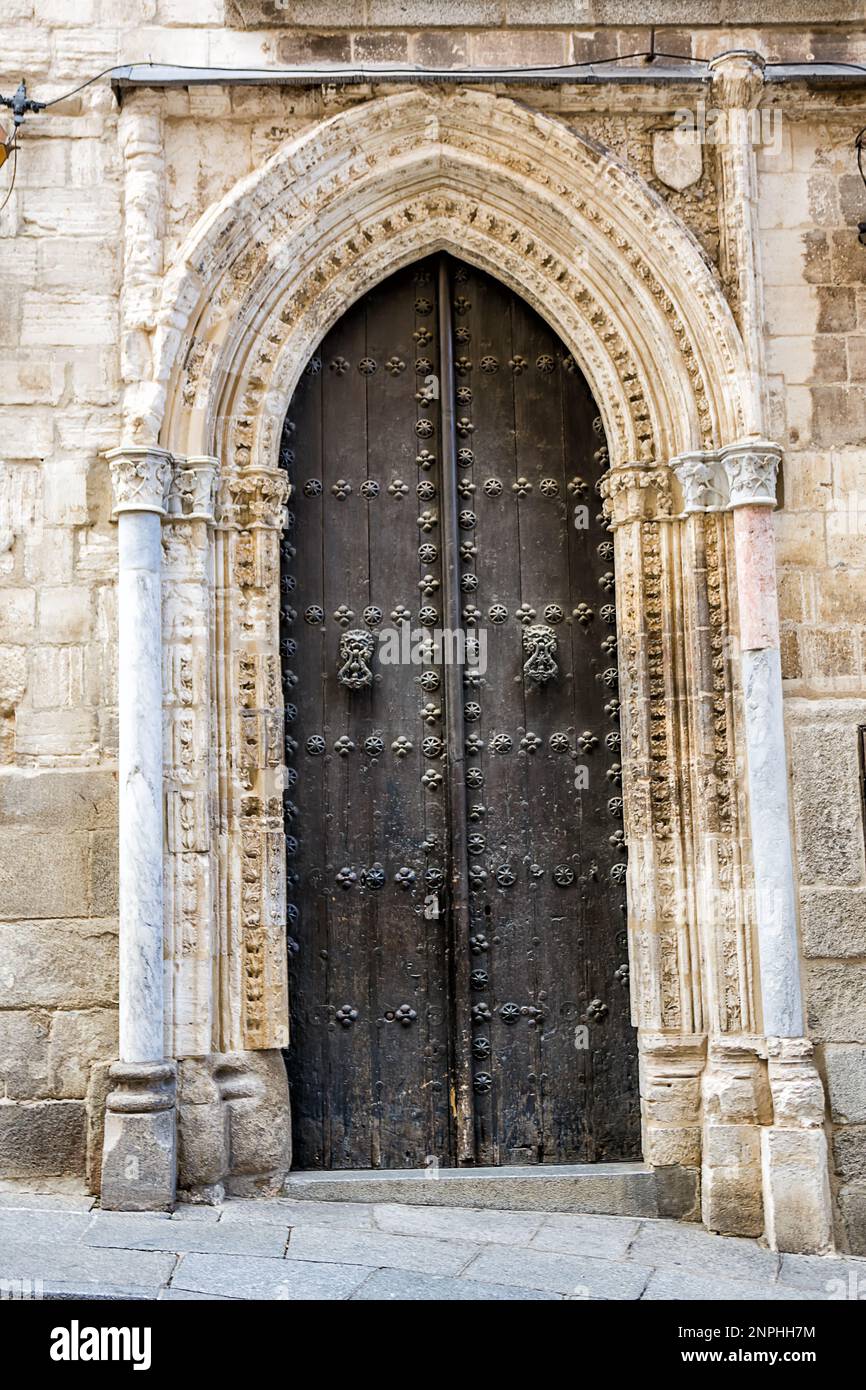 Carved door frame hi-res stock photography and images - Alamy