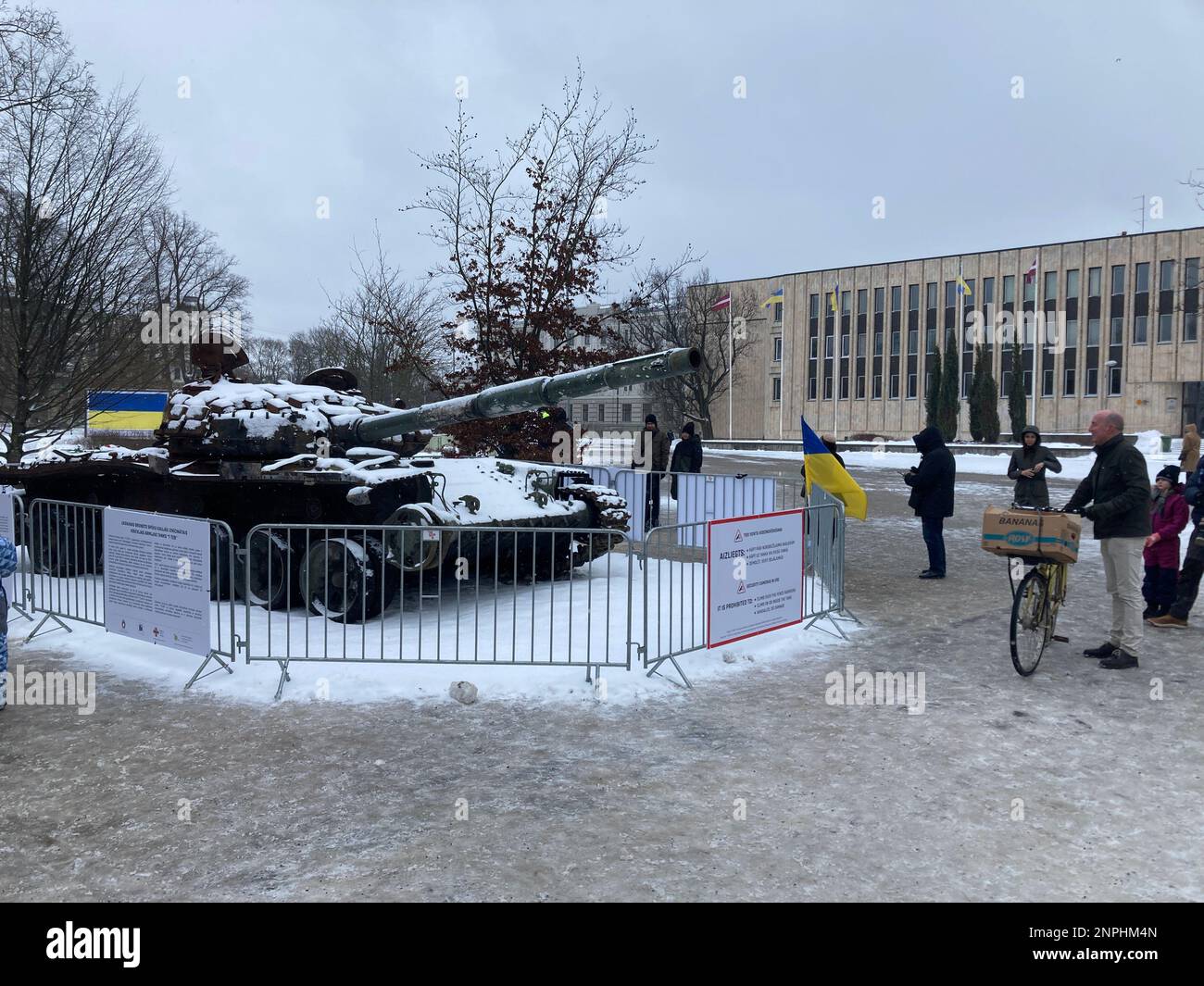 Riga, Latvia. 26th Feb, 2023. People look at a destroyed Russian T-72 ...