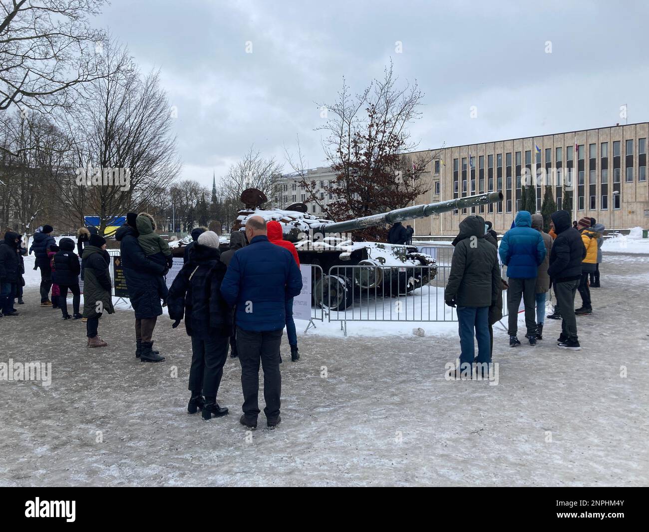 Riga, Latvia. 26th Feb, 2023. People look at a destroyed Russian T-72 ...