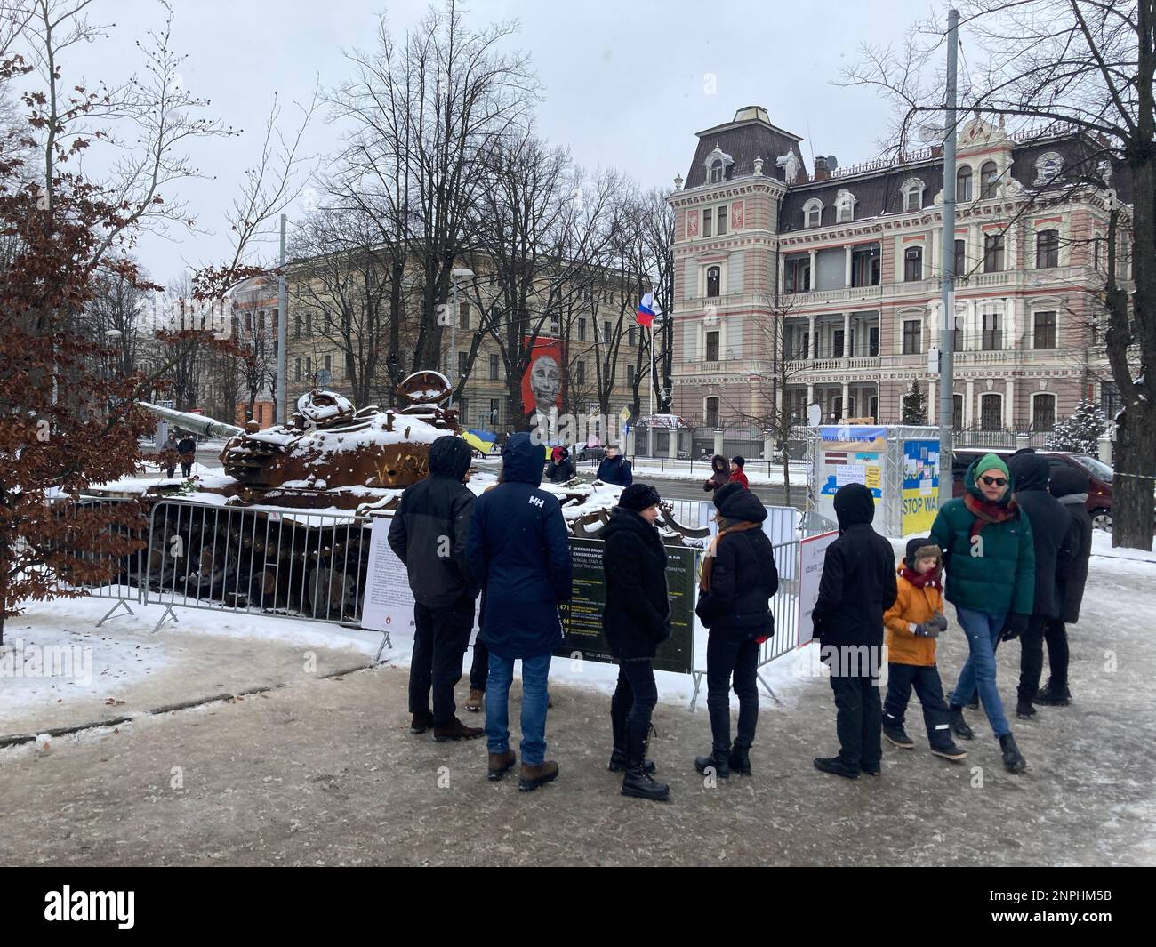 Riga, Latvia. 26th Feb, 2023. People look at a destroyed Russian T-72 ...