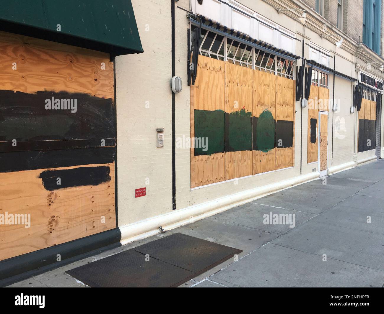 Photo by: STRF/STAR MAX/IPx 2020 9/6/20 Graffiti and boarded up ...