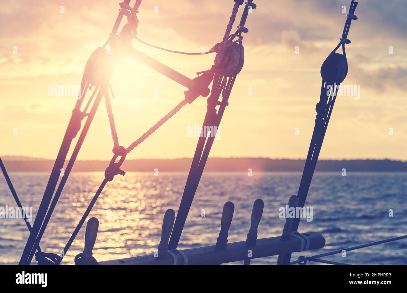 Pulley block hi-res stock photography and images - Alamy