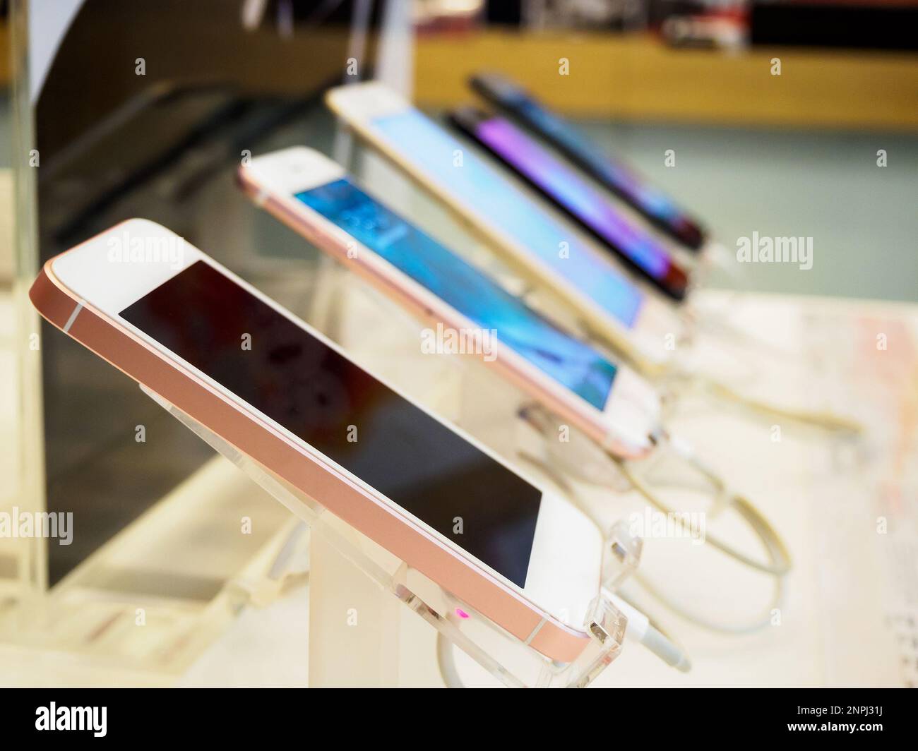 Computer and electronic shopping center hi-res stock photography and ...