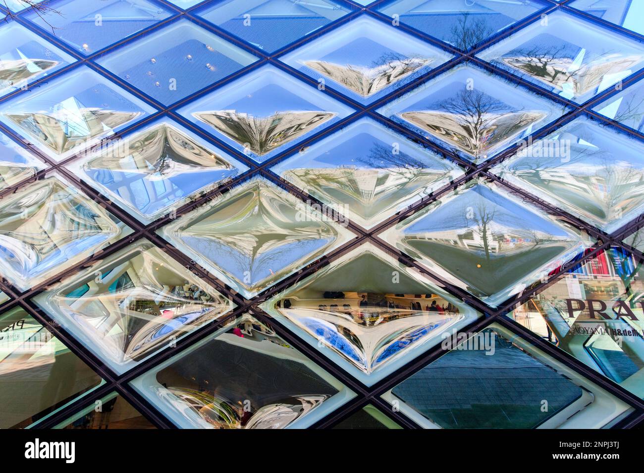 Glass building reflections hi-res stock photography and images - Alamy