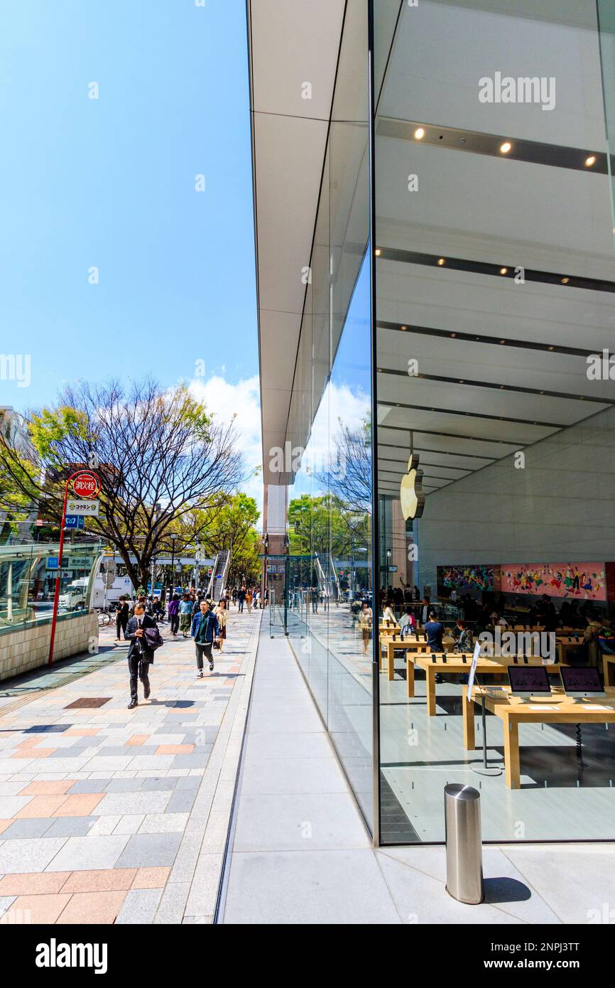 Exterior of the glass facade of the Apple store at Omotesando, Tokyo ...