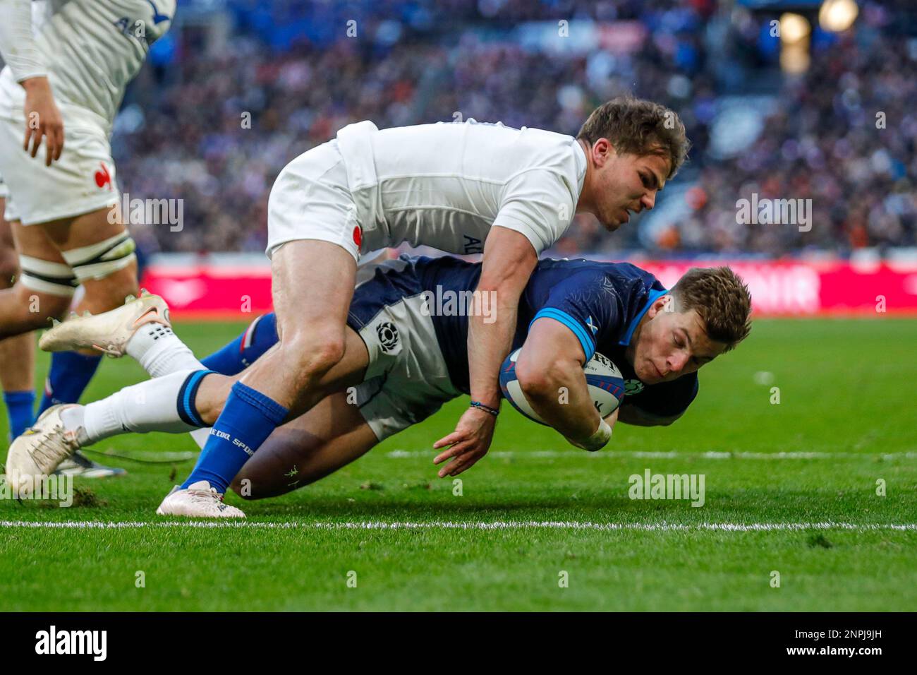 Antoine dupont tackle hi-res stock photography and images - Alamy