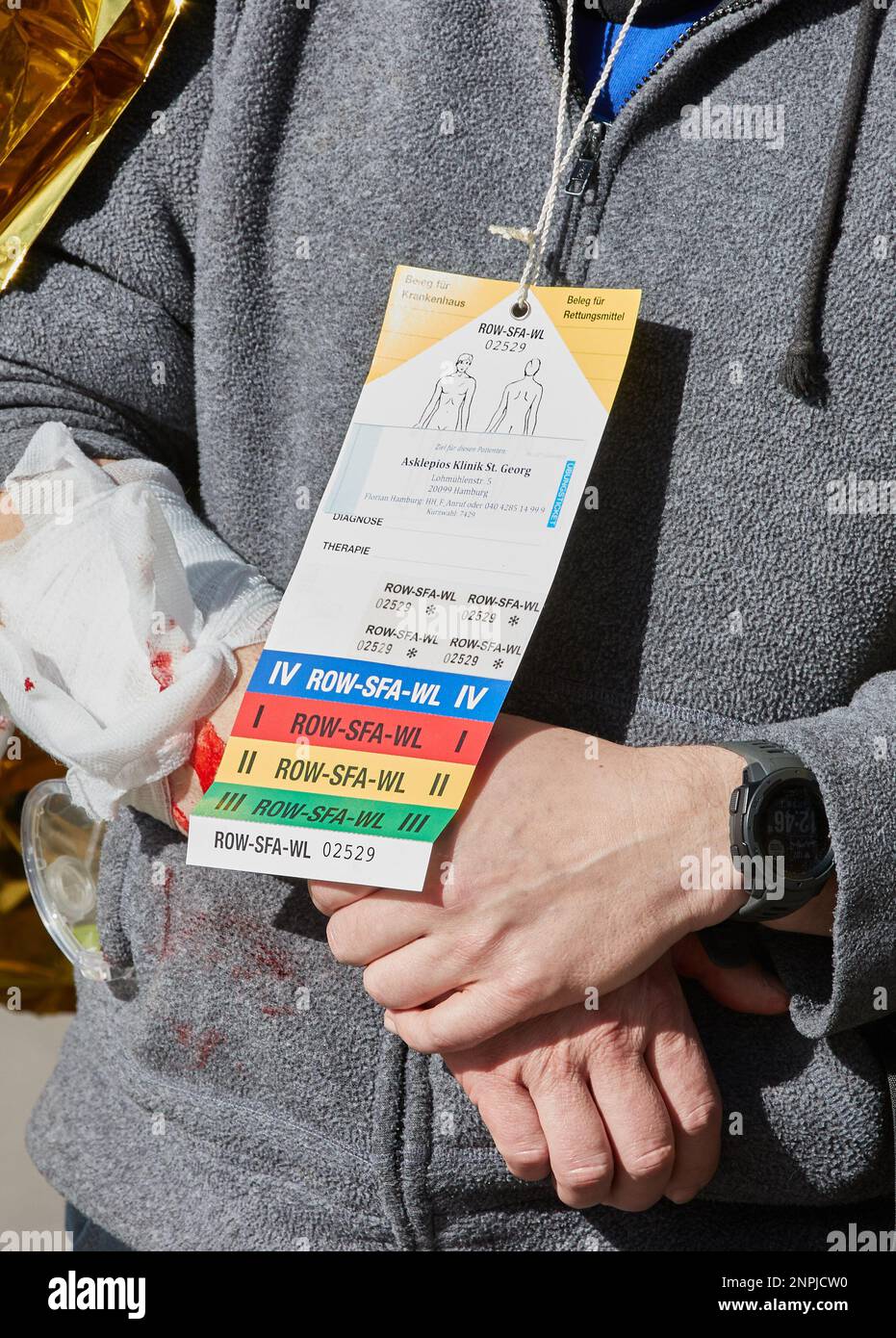 26 February 2023, Lower Saxony, Winsen (Luhe): An extra carries a ...