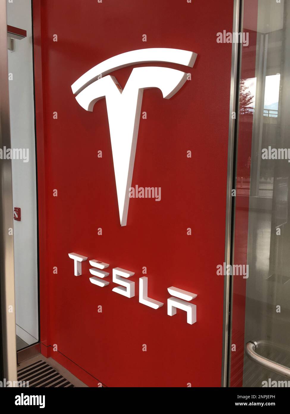 Photo by: STRF/STAR MAX/IPx 2020 8/31/20 Tesla shares rally as 5:1 ...