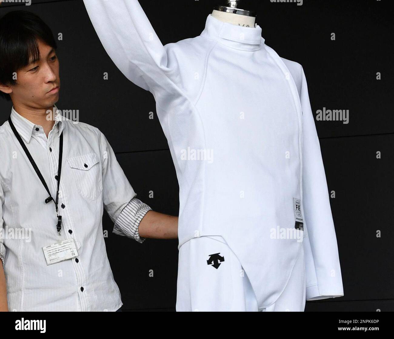 A Tokyo Olympic clothing of fencing is unveiled by Descente Ltd ...