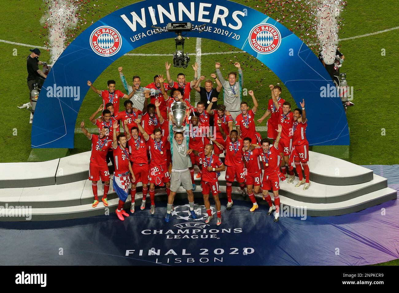 Bayern's goalkeeper Manuel Neuer lifts the trophy after the Champions ...
