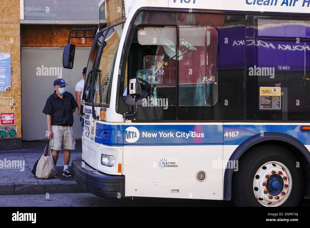 Photo by: John Nacion/STAR MAX/IPx 2020 8/20/20 People lining up for an ...