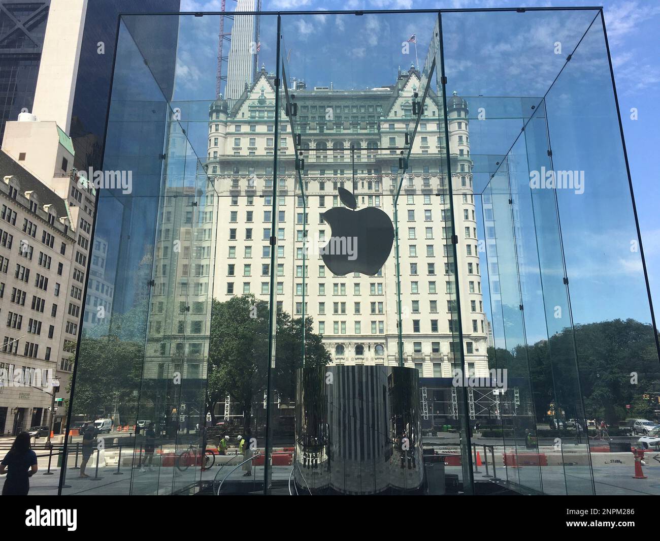 Photo by: STRF/STAR MAX/IPx 2020 8/19/20 Apple crosses $2 trillion market cap in intraday ...