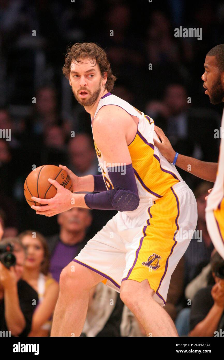 Los Angeles Lakers center Pau Gasol (16) makes a move with the ...