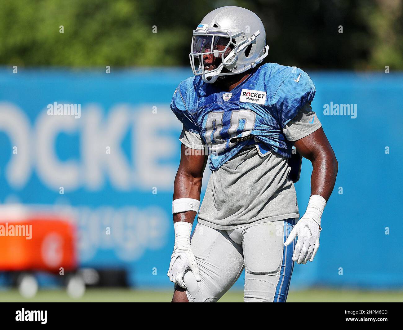 Detroit Lions linebacker Jarrad Davis (40) adjusts his kneepad before a ...
