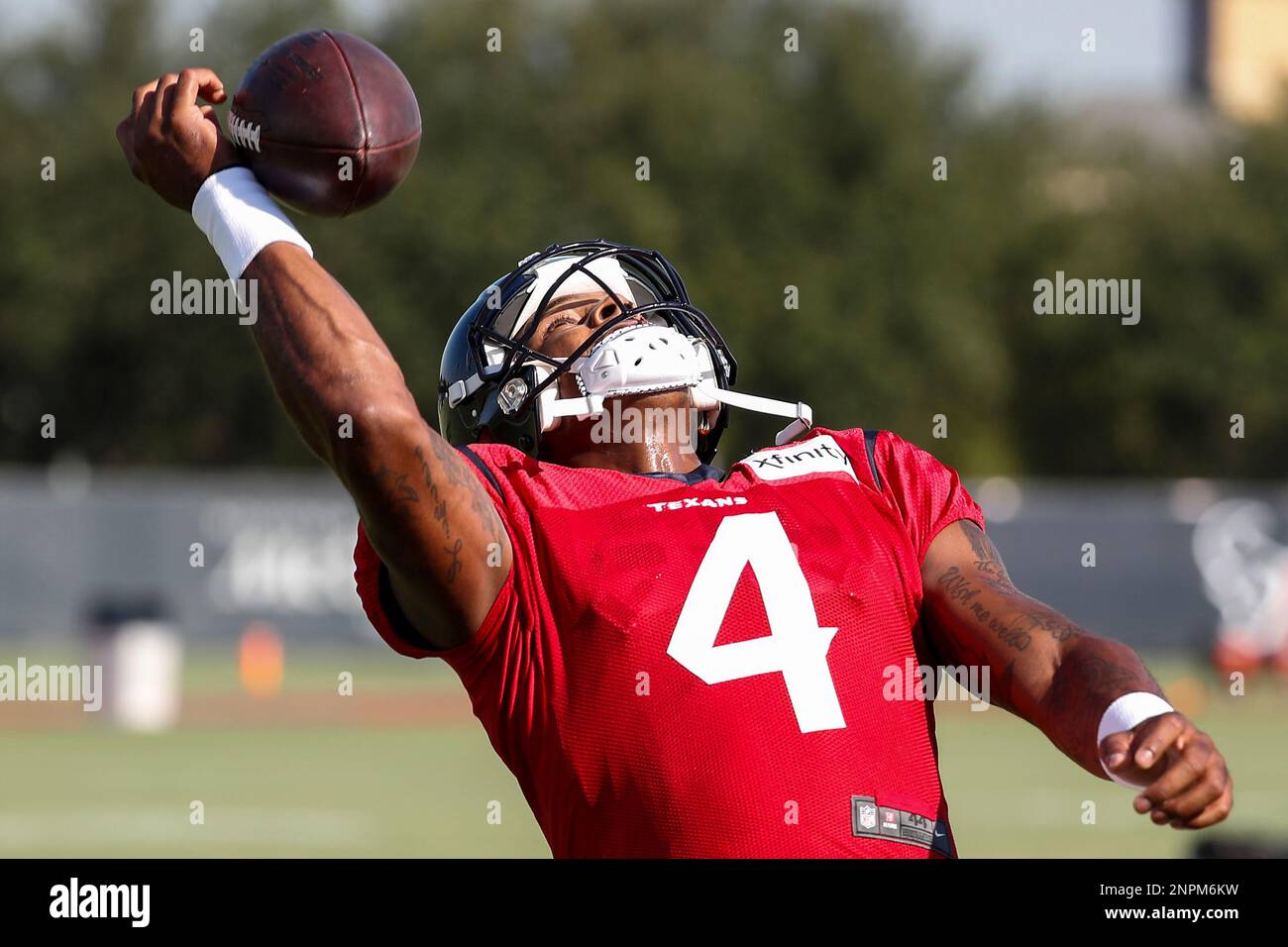 Houston Texans quarterback Deshaun Watson (4) reaches up to catch a ...