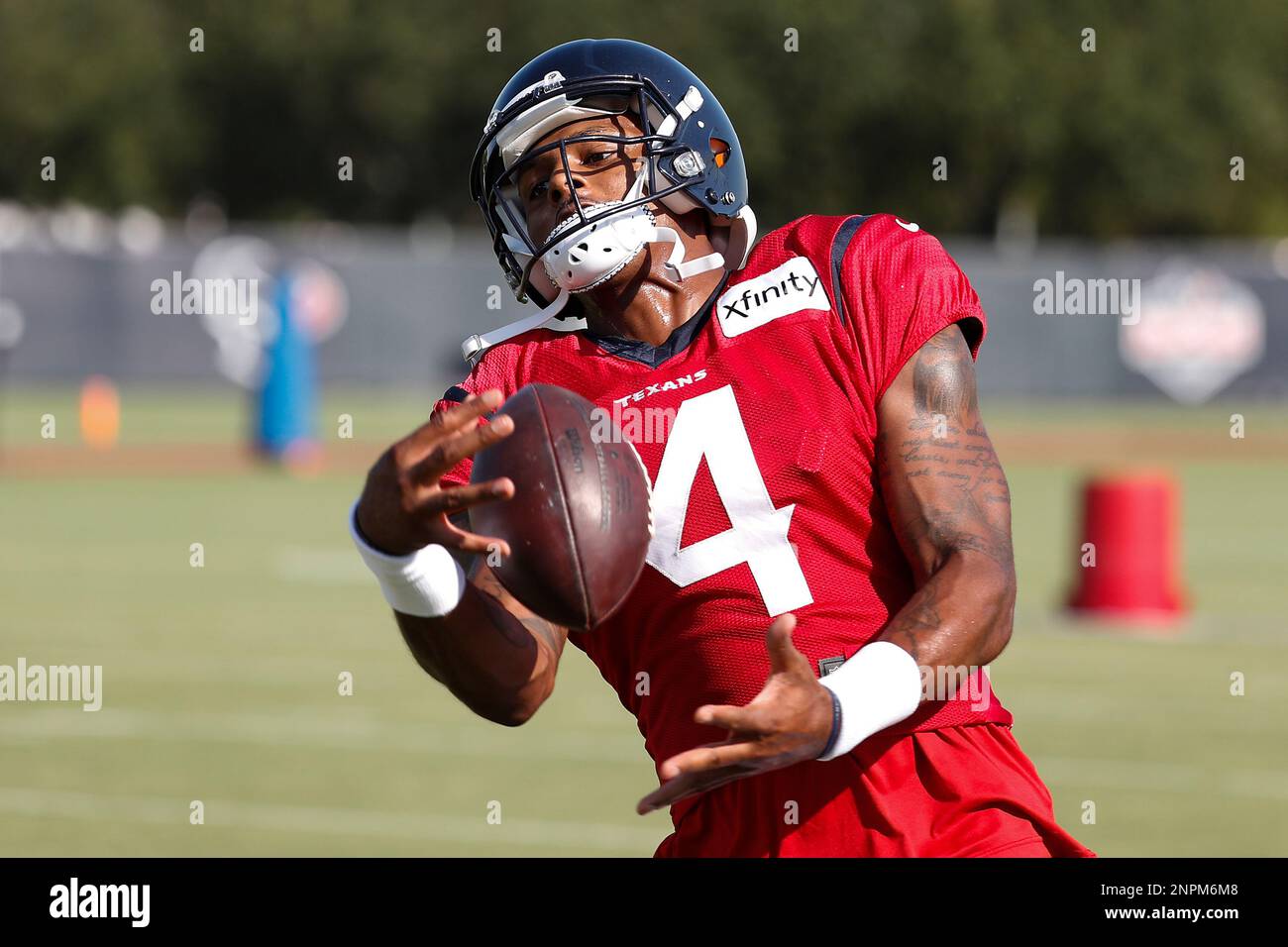 Houston Texans quarterback Deshaun Watson (4) reaches up to catch a ...