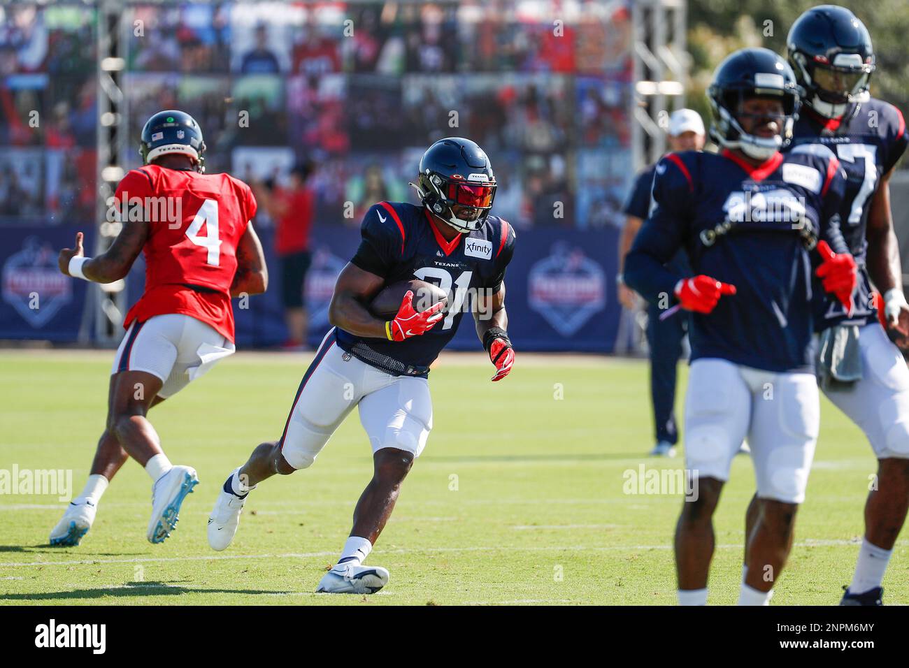 Houston Texans running back David Johnson (31) takes a handoff from ...