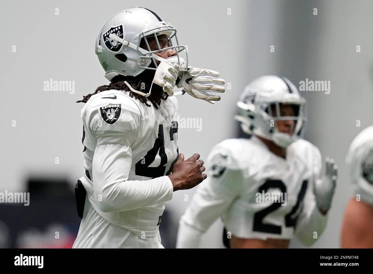 Las Vegas Raiders linebacker Cory Littleton (42) warms up during an NFL ...