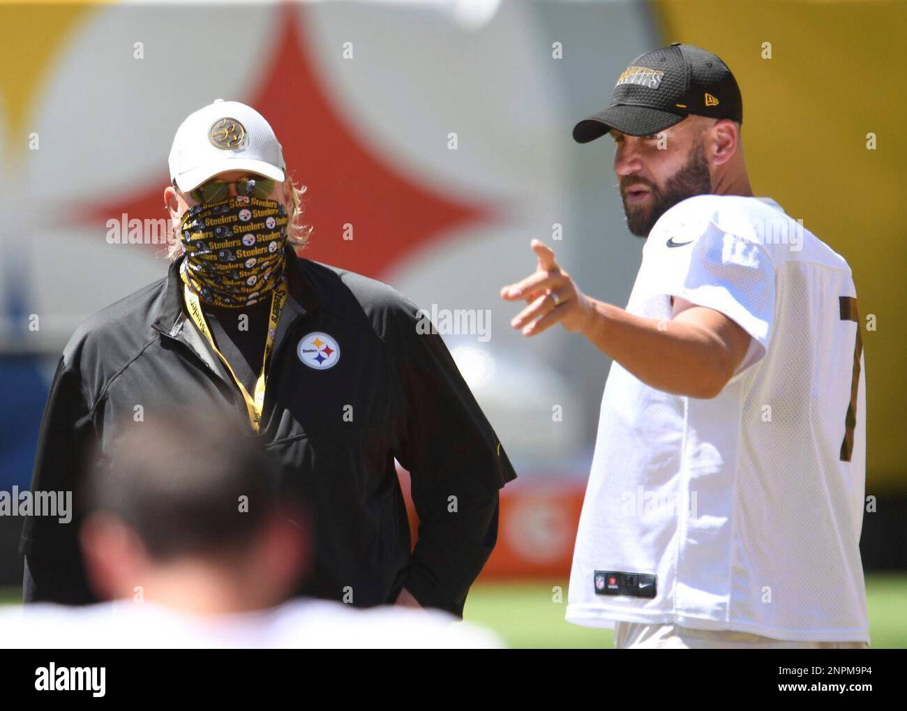 Steelers quarterback Ben Roethlisberger speaks with offensive ...