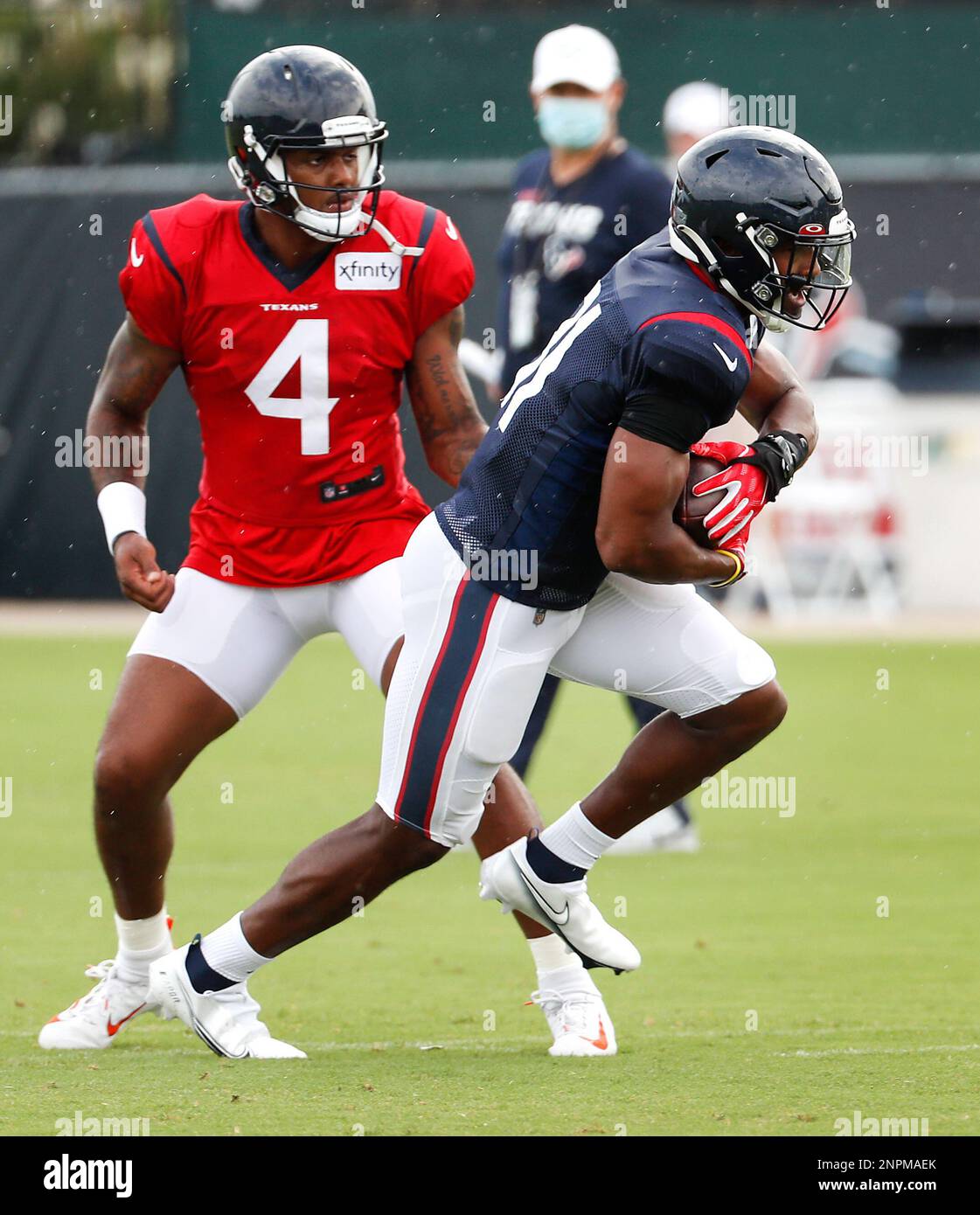 Houston Texans quarterback Deshaun Watson (4) hands the ball off to ...