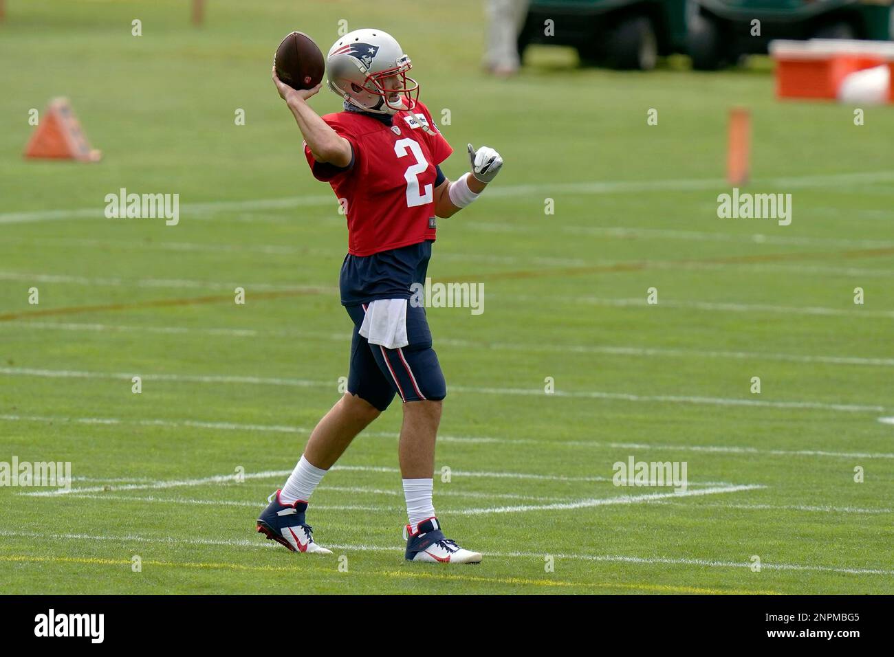 New England Patriots quarterback Brian Hoyer tosses the ball during an ...