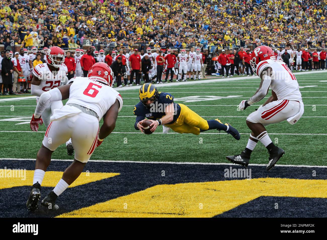 ANN ARBOR, MI - SEPTEMBER 28: Michigan Wolverines quarterback Shea ...