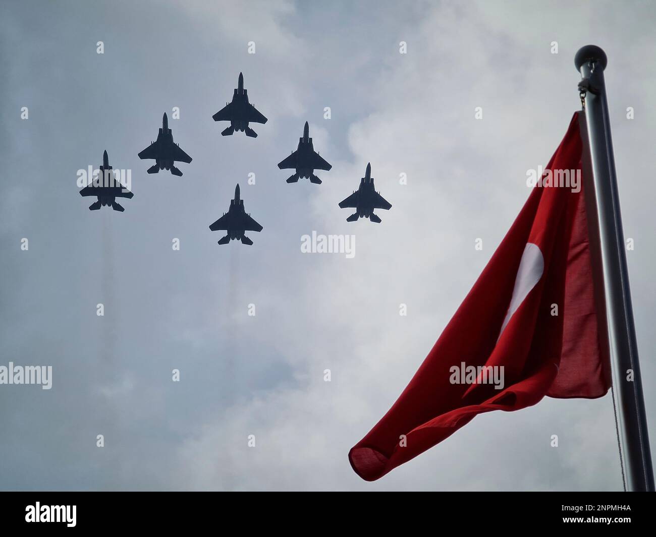 Six F-15SG fighter jets flying overhead in delta formation at the ...