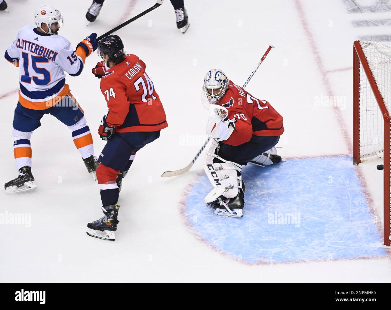 New York Islanders right wing Cal Clutterbuck (15) scores against ...