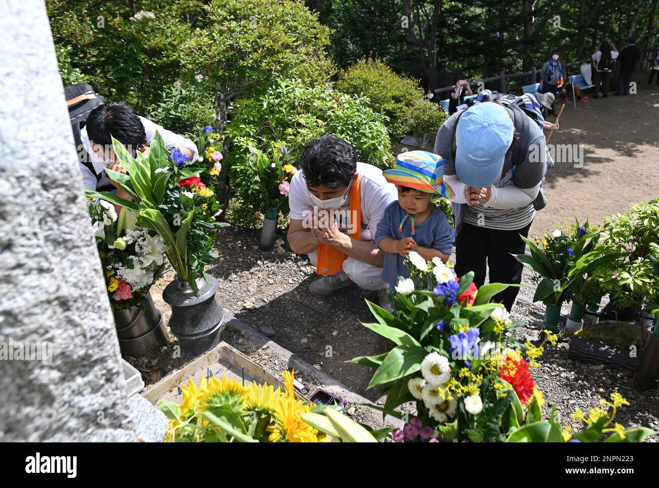People pray for the victims of the 1985 Japan Airlines flight 123 crash ...