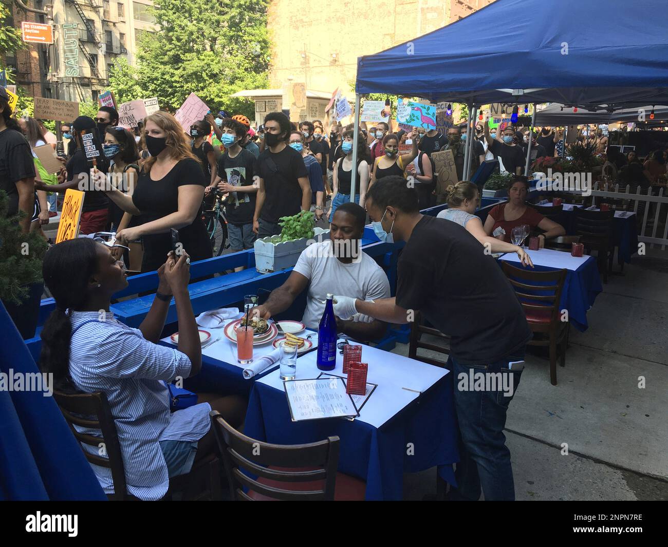 Photo by: STRF/STAR MAX/IPx 2020 8/9/20 New Yorkers dine out during the ...