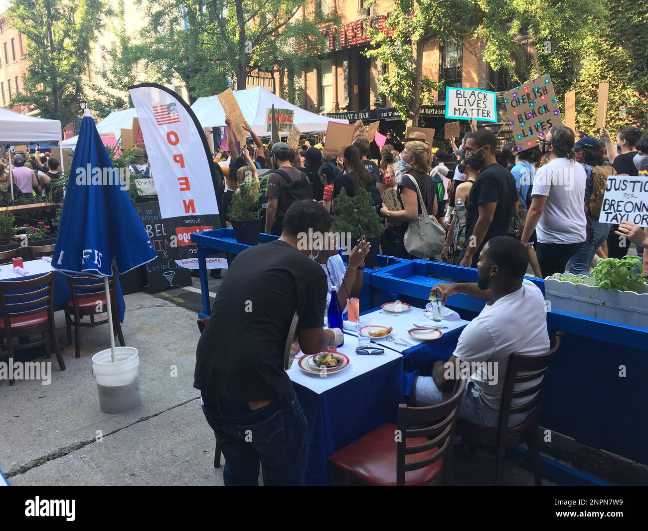 Photo by: STRF/STAR MAX/IPx 2020 8/9/20 New Yorkers dine out during the ...