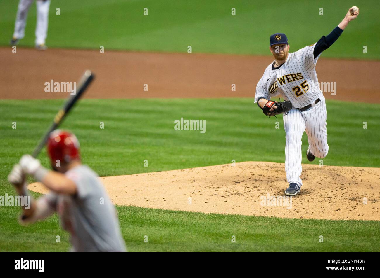 August 8, 2020: Milwaukee Brewers starting pitcher Brett Anderson #25 ...
