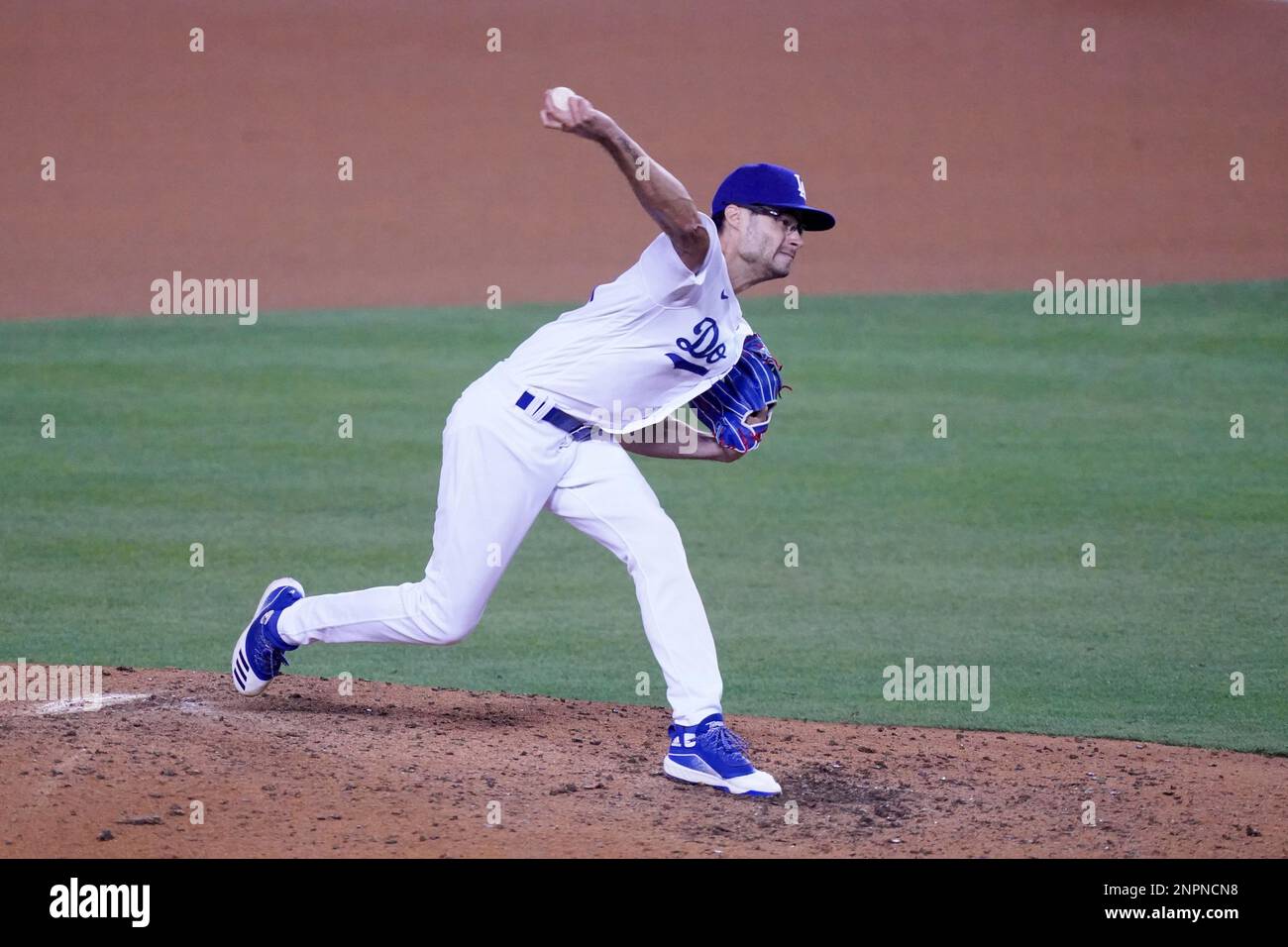 Los Angeles Dodgers relief pitcher Joe Kelly (17) delivers a itch in ...